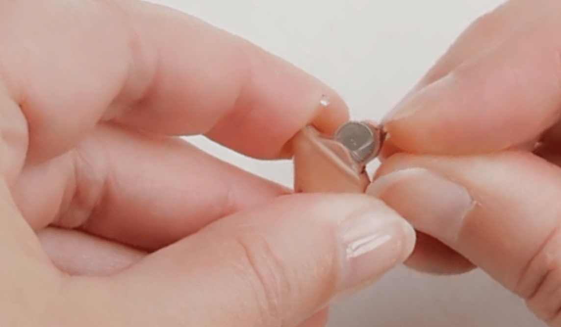 電池式補聴器の電池交換 | Signia